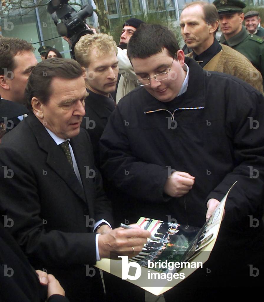 Image of GERMAN CHANCELLOR GERHARD SCHROEDER SIGNS AUTOGRAPHS DURING A ...