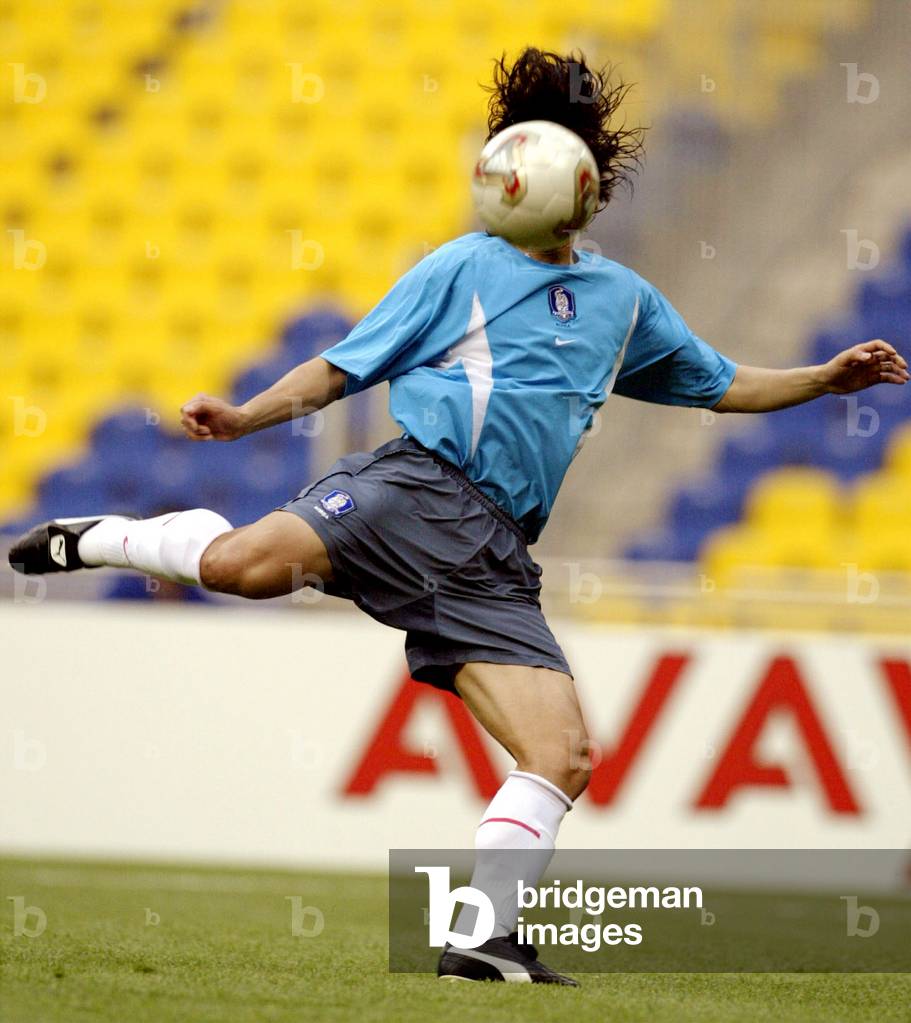 Image of SOUTH KOREA'S AHN TRAINS IN PUSAN, 2002-06-03 (photo)