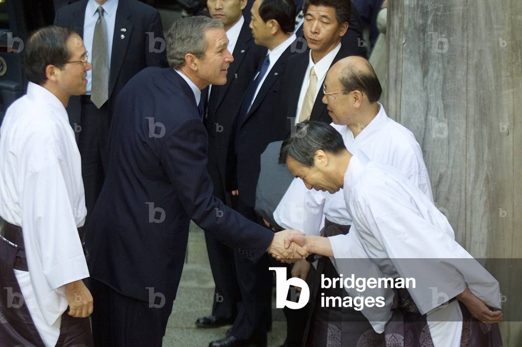 Image of PRESIDENT GEORGE BUSH AND WIFE VISIT MEIJI JINGU SHRINE IN