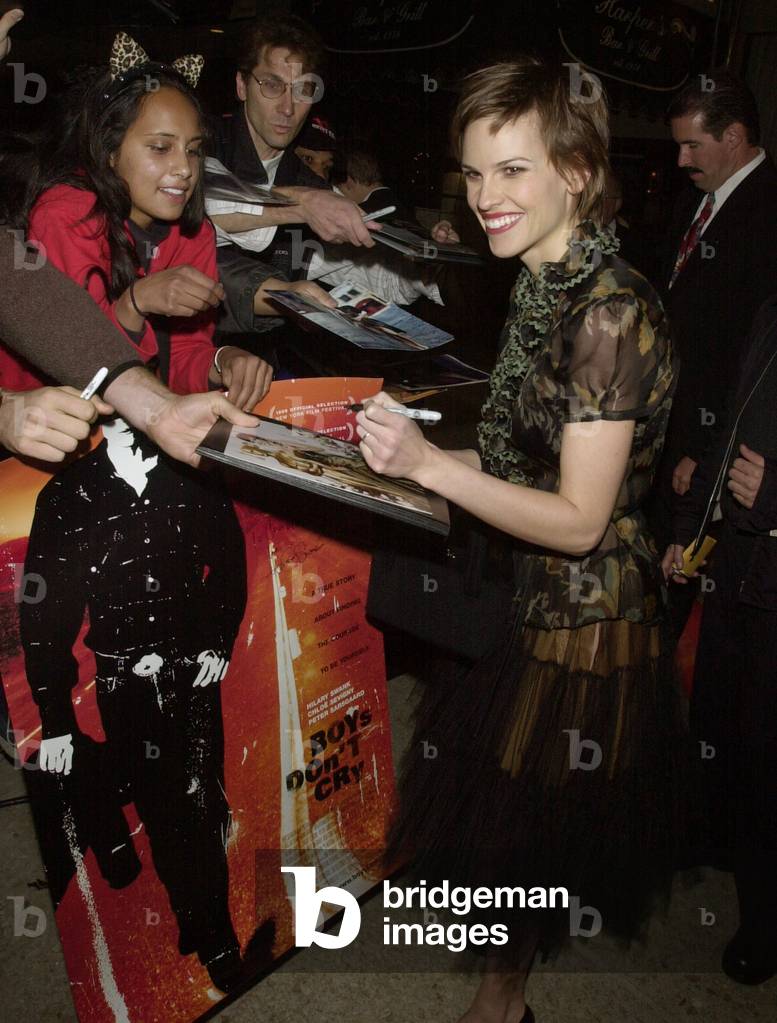 Image of ACTRESS HILARY SWANK SIGNS AUTOGRAPHS AT THE LOS ANGELES PREMIERE