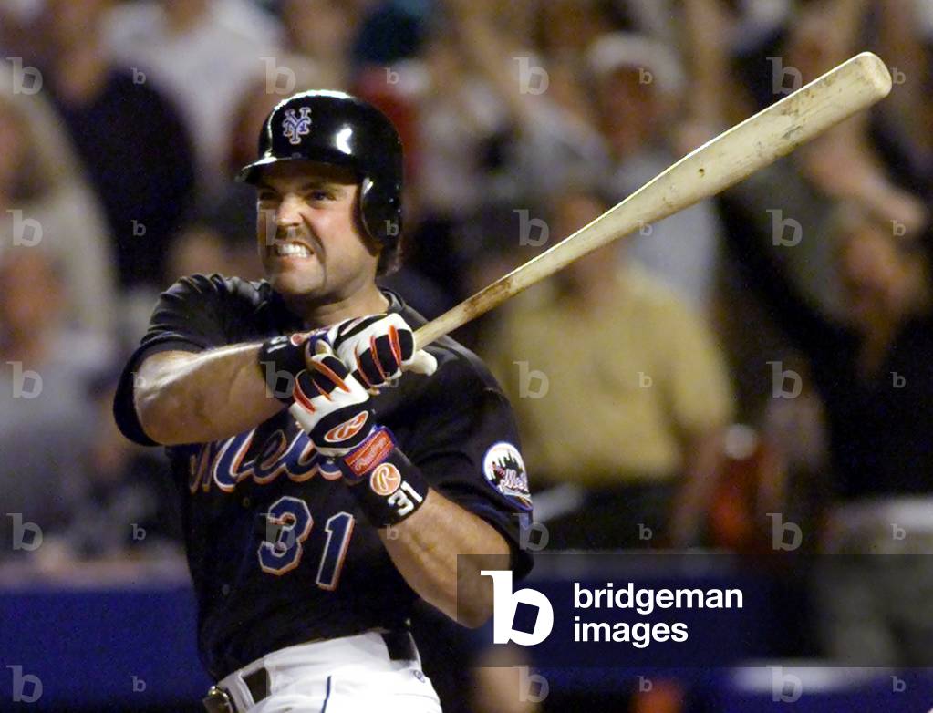Image of METS PIAZZA WATCHES HOME RUN TO BEAT BRAVES, 2000-07-01 (photo)
