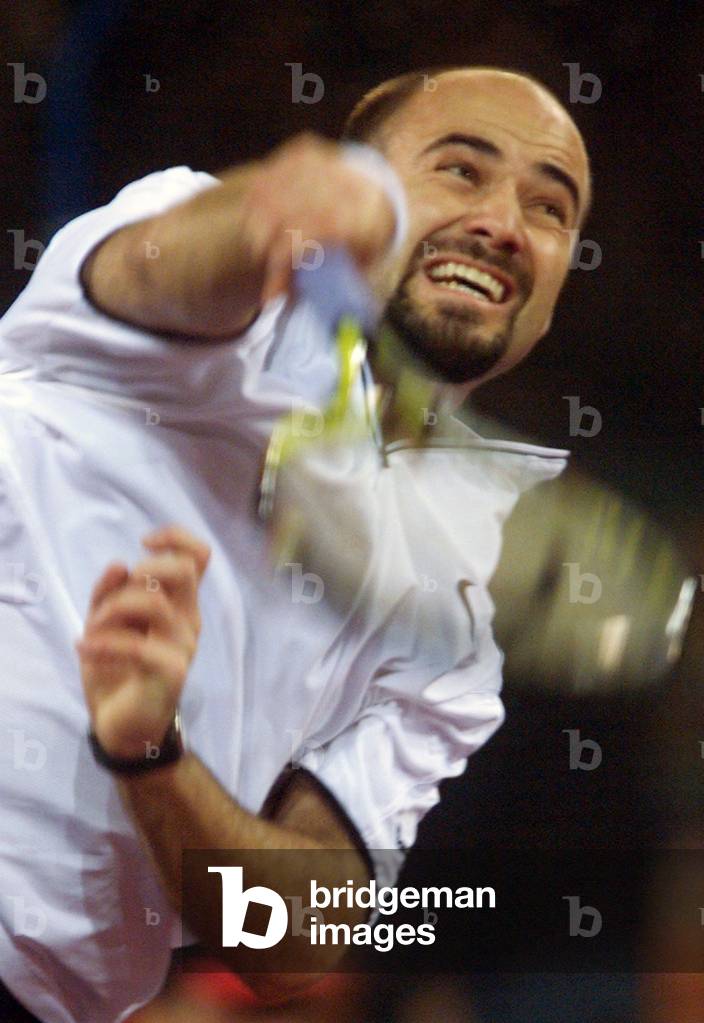 Image of U.S. ANDRE AGASSI SERVES TO SPAIN'S ALEX CORRETJA IN HANOVER,