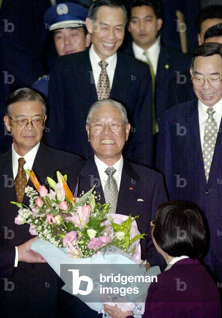 Image of TAIWANESE PRESIDENT LEE TENG-HUI LEAVES PRESIDENTIAL BUILDING ...
