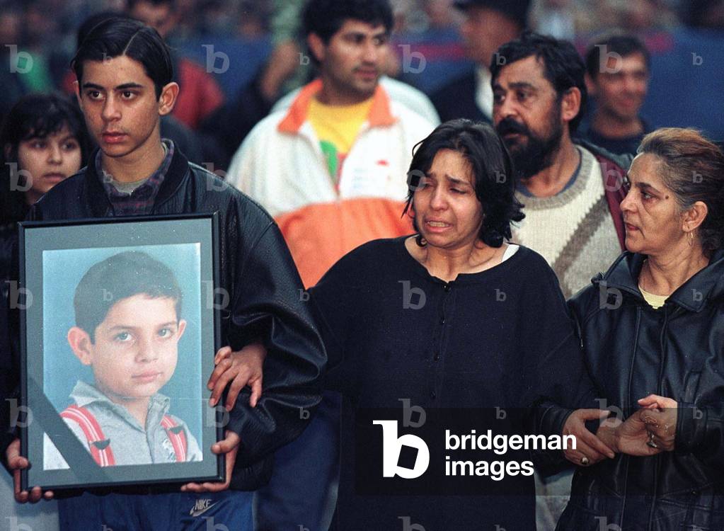 Image of GYPSY MOTHER MOURNS SON KILLED BY SKINHEADS, 1997-10-18 (photo)