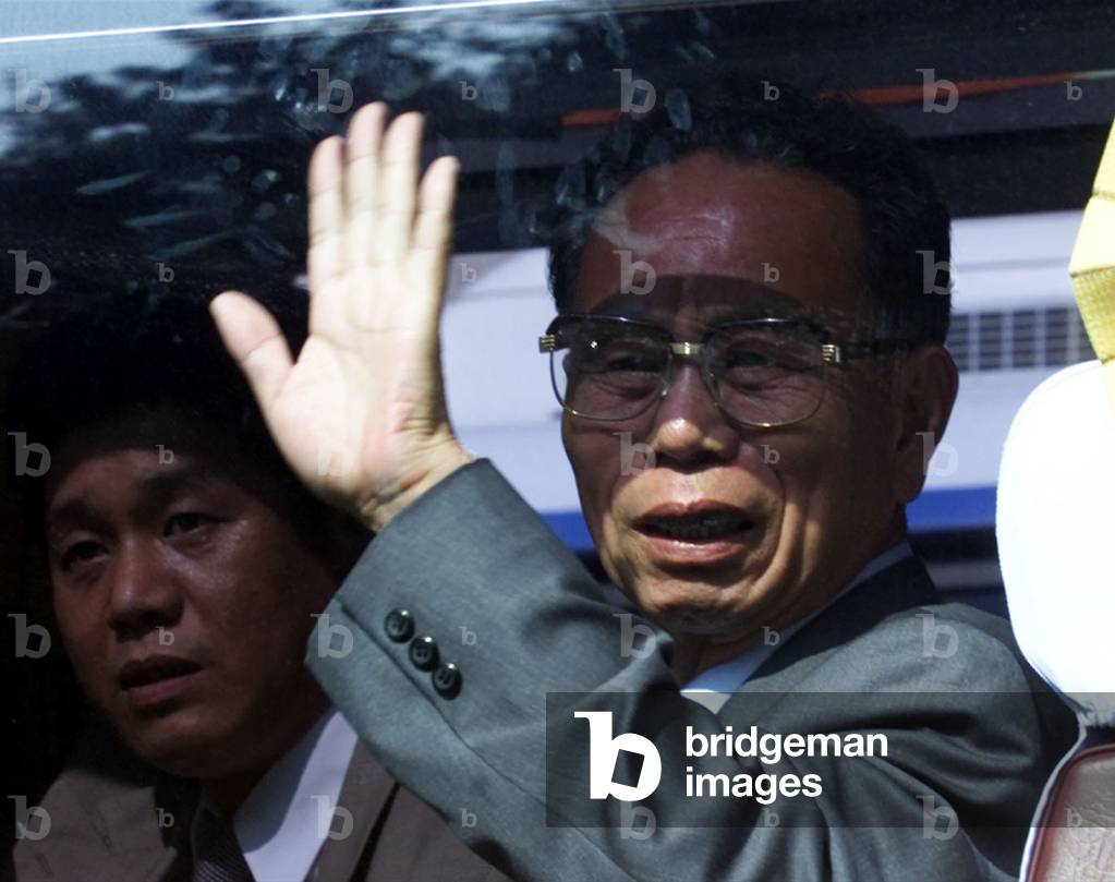 Image of NORTH KOREAN KIM YONG-HWAN WAVES AFTER REUNION IN SEOUL, 2000-08-15