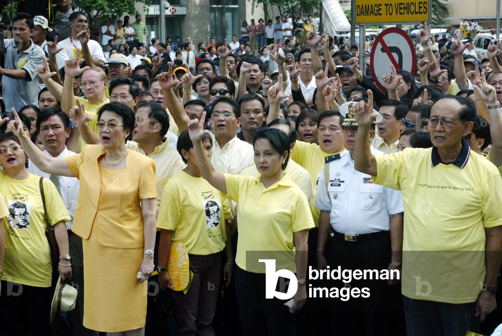 Image of PHILIPPINE PRESIDENT GLORIA MACAPAGAL ARROYO AND FORMER PRESIDENT CORAZON AQUINO LEAD