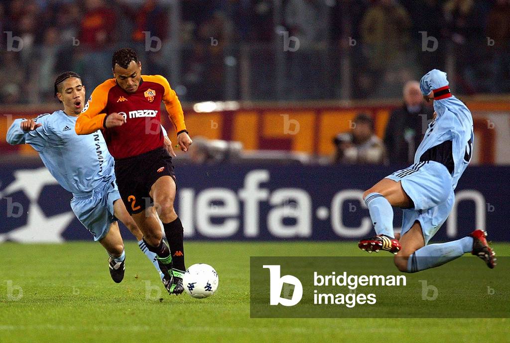 Image of AS ROMA'S CAFU, CHIVU AND PIENAAR OF AJAX CHALLENGE FOR