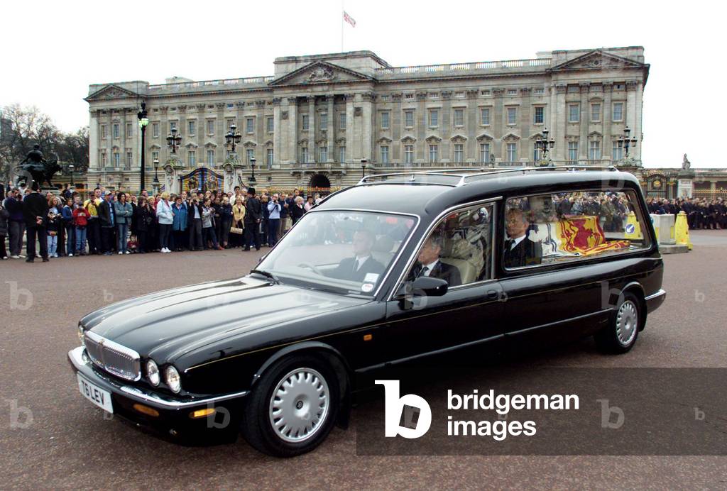 Image of THE COFFIN OF BRITAIN'S QUEEN MOTHER PASSES BUCKINGHAM PALACE ON