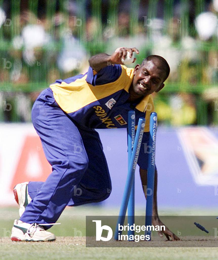 Image of SRI LANKAN SEAMER PULASHTI GUNARATNE UPROOTS THE BAILS TO RUN