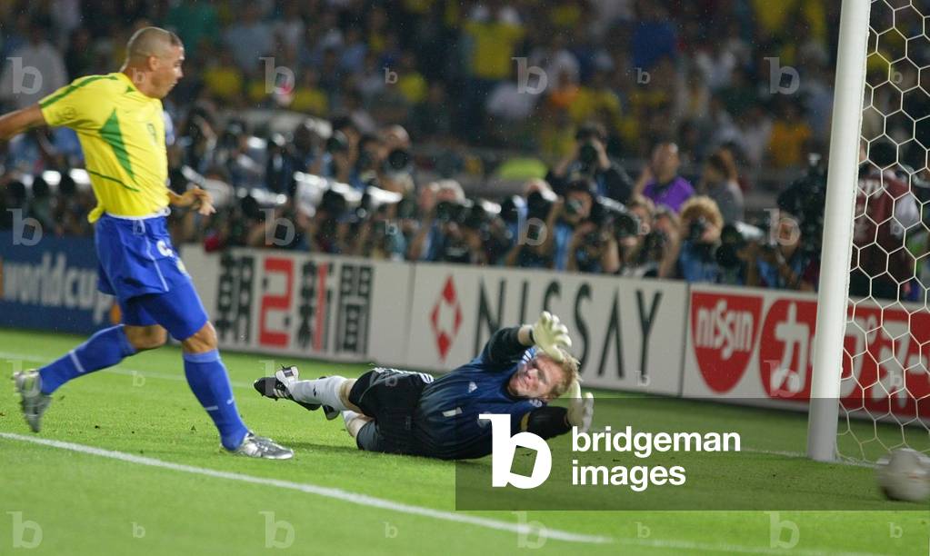 Image of BRAZIL'S RONALDO SCORES PAST GERMAN GOALKEEPER KAHN DURING THE ...