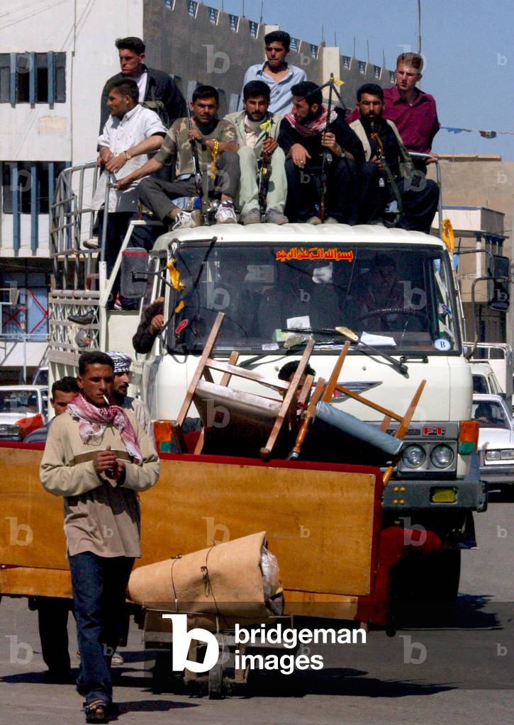 Image of LOOTING AFTER FALL OF IRAQI OIL CAPITAL KIRKUK, 2003-04-11 (photo)