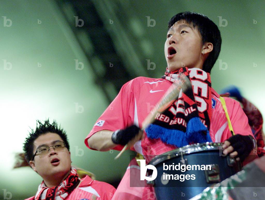 Image of SOUTH KOREAN SOCCER FANS CHEER IN SEOUL WORLD CUP STADIUM,