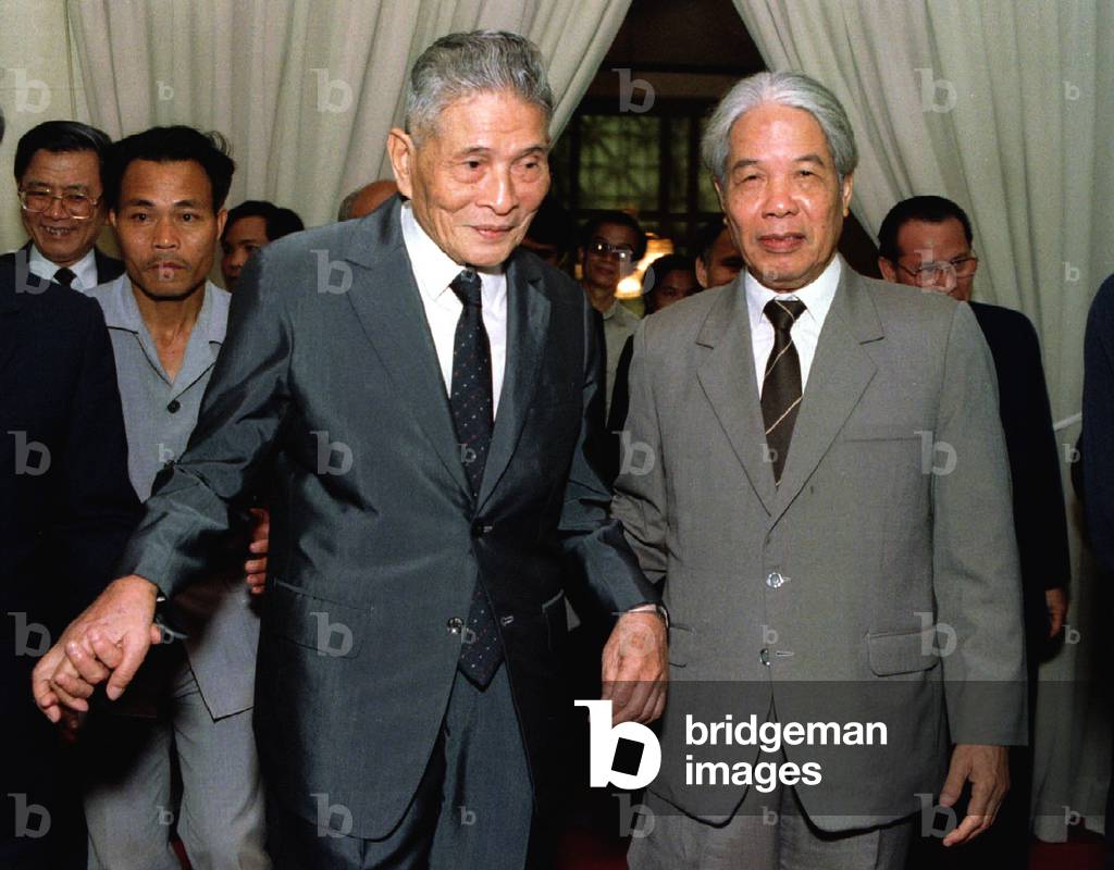 Image of Vietnamese Communist Party General Secretary Do Muoi (R ...