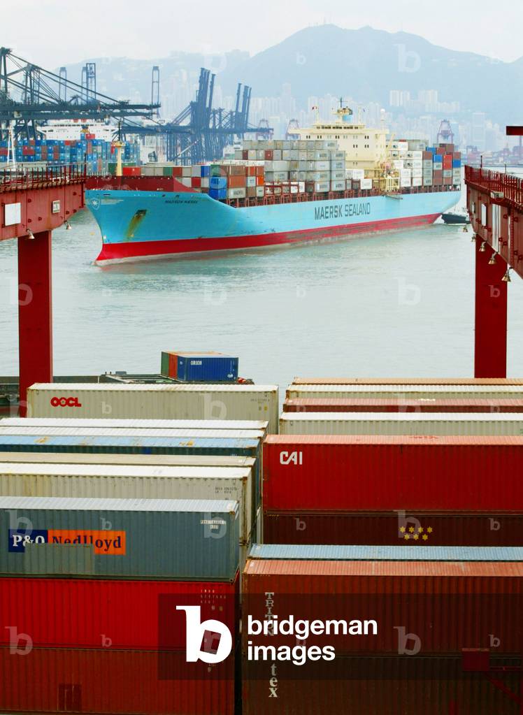 Image of A CONTAINER SHIP DOCKS AT HONG KONGS CONTAINER TERMINAL, 2002 ...