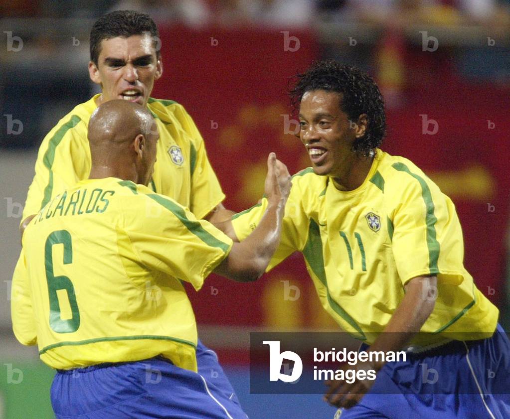 Image of BRAZIL'S ROBERTO CARLOS AND TEAM MATES CELEBRATE A GOAL DURING