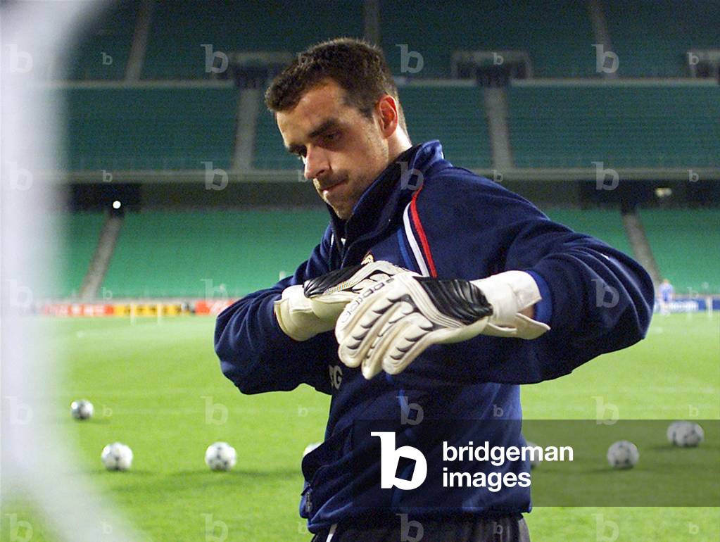 Image of FRENCH GOALKEEPER ULRICH RAME TRAINS IN ULSAN, 2001-06-02 (photo)