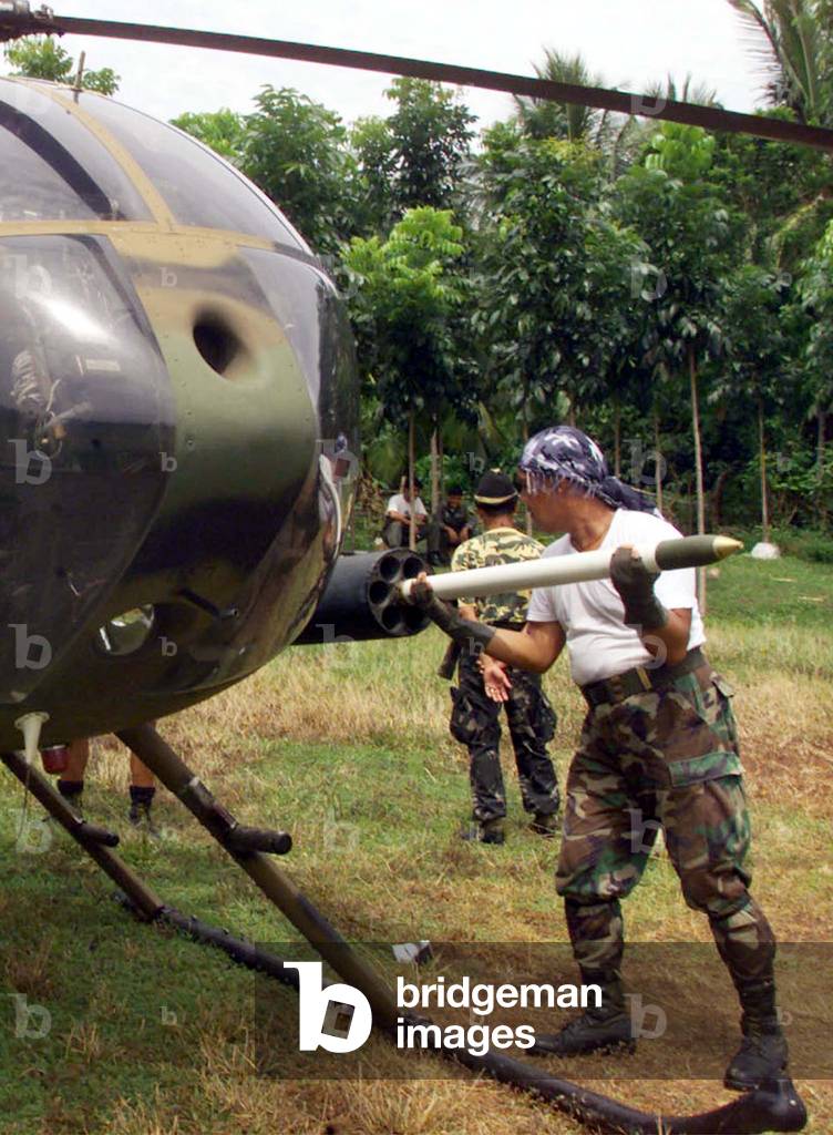 Image of A Filipino soldier loads a High Explosive Anti-Tank (HEAT) rocket