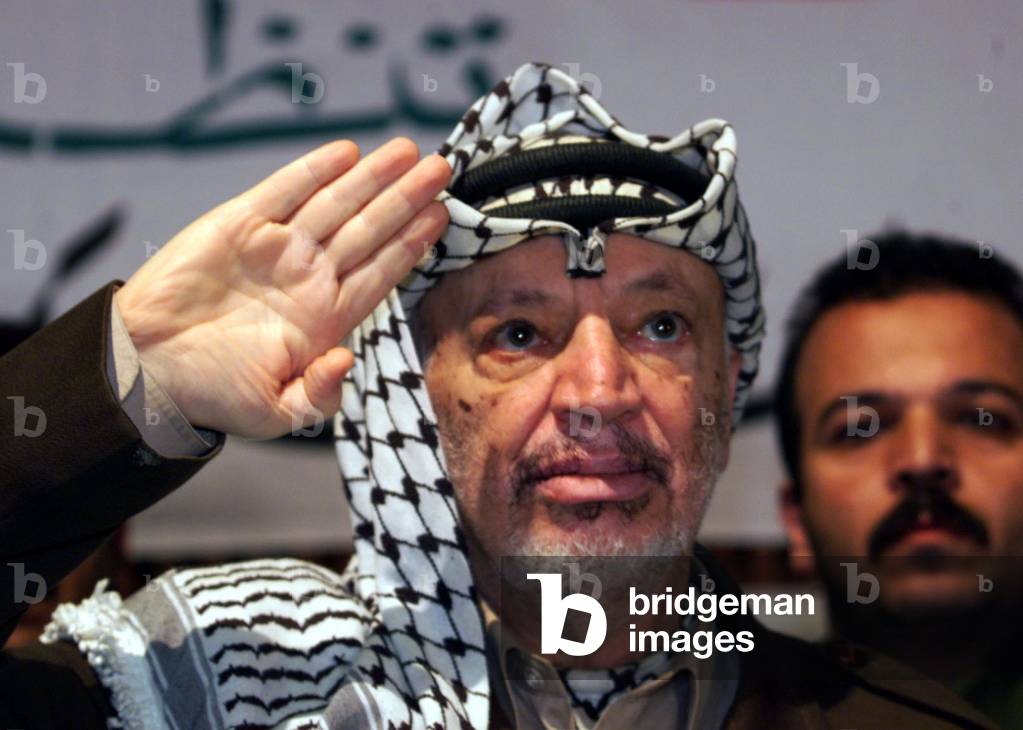 Image of PALESTINIAN PRESIDENT YASSER ARAFT SALUTING THE PALESTINIAN ...