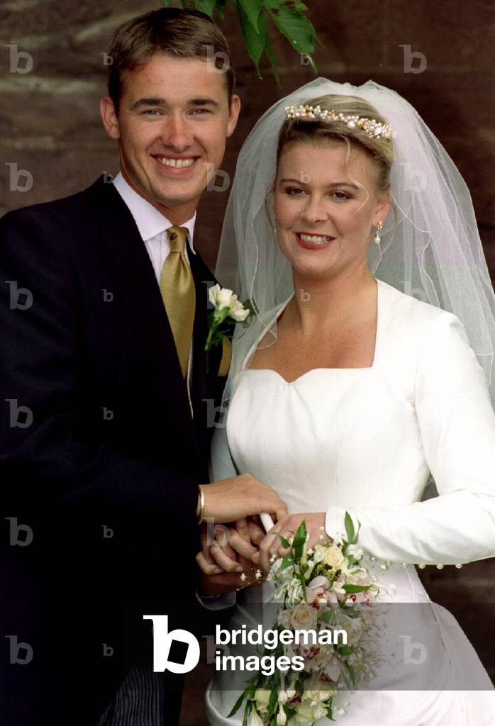 Image of World No.1 snooker player Stephen Hendry and his bride Mandy