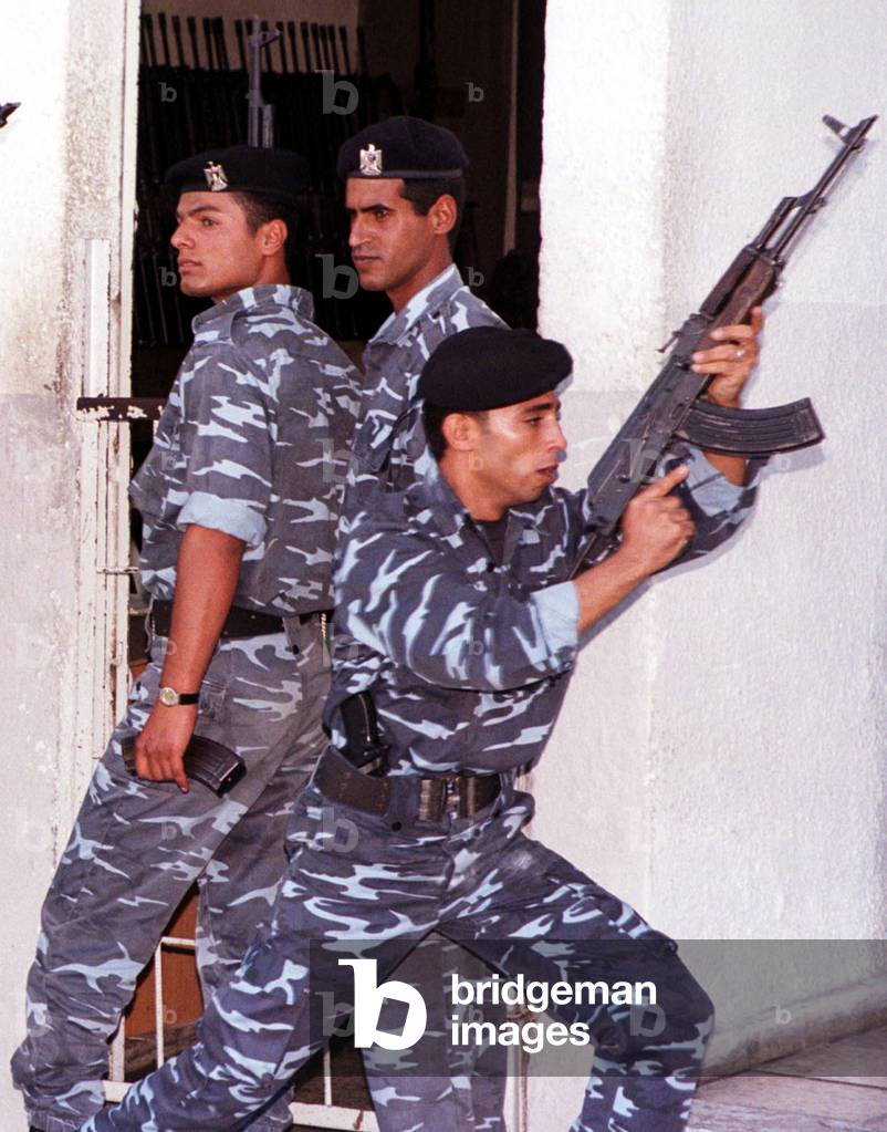 Image of PALESTINIAN POLICE TRAIN IN GAZA STRIP, 1999-10-23 (photo)