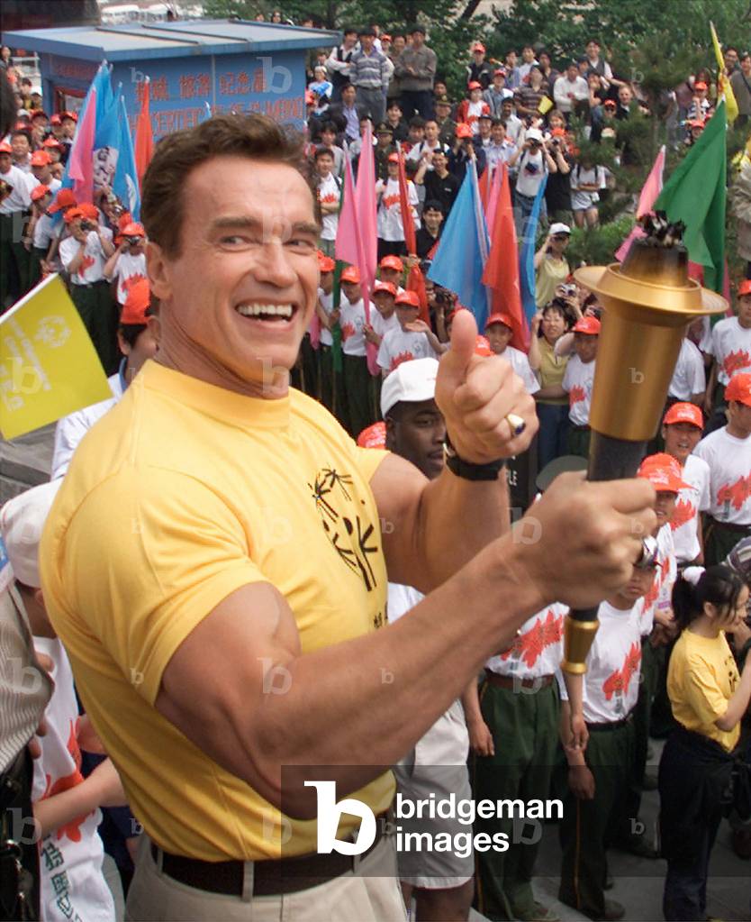 Image of Actor Arnold Schwarzenegger gives a thumbs up during the official