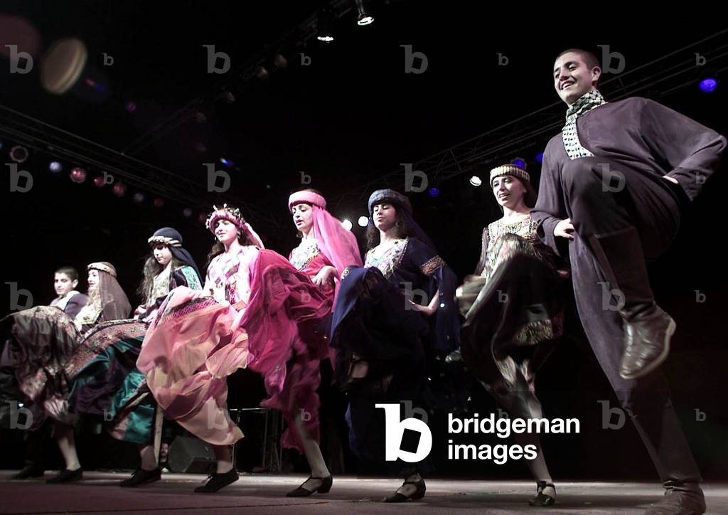 Image of A POPULAR PALESTINIAN ART GROUP DANCE IN RAMALLAH, 2001-10-05 ...
