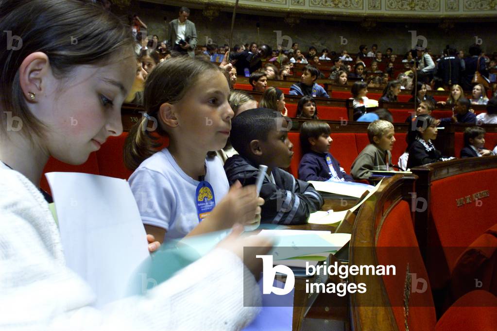 Image of 577 primary school students from all over France sit in