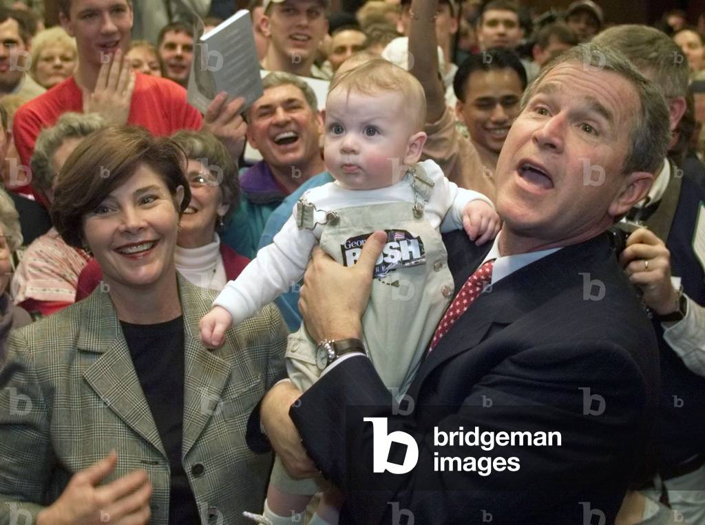Image of BUSH HOLDS BABY WITH WIFE LAURA AT CAMPAIGN RALLY, 2000-01-24