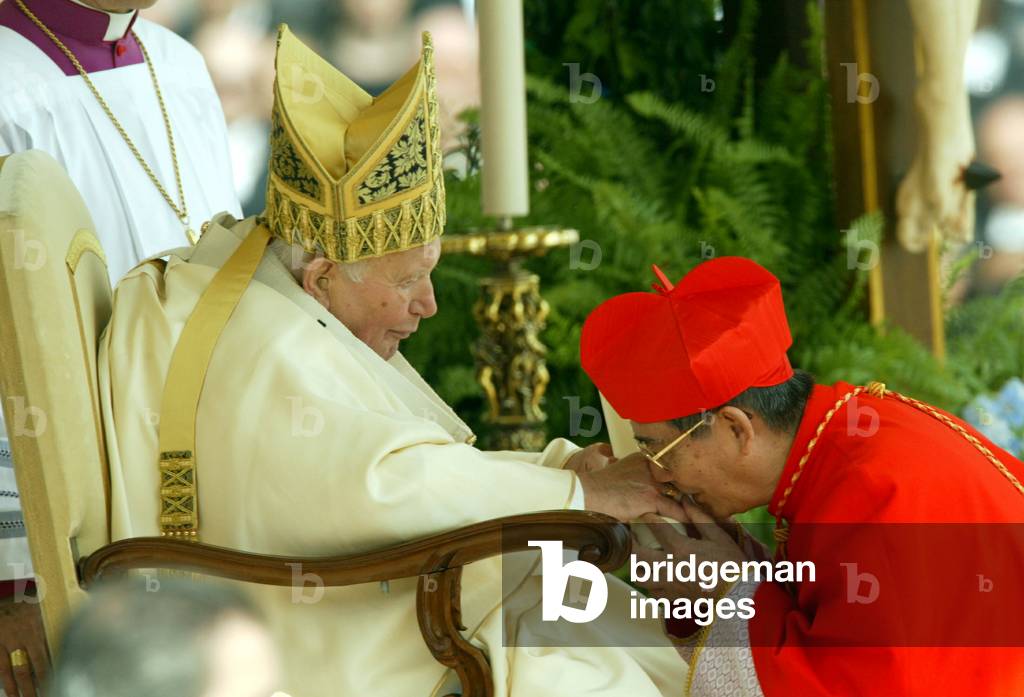 Image of Vietnamese Cardinal Jean Baptiste Pham Minh Man kisses Pope John