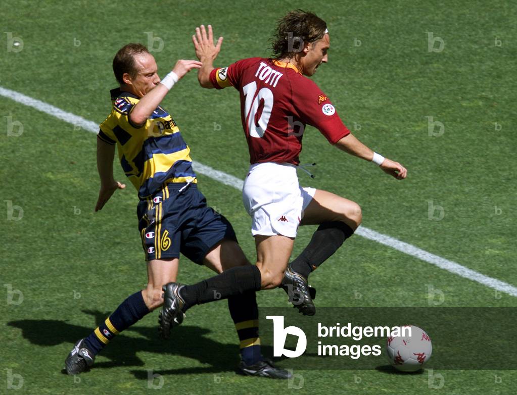 Image of AS ROMA'S TOTTI IN ACTION WITH PARMA'S SENSINI IN SERIE