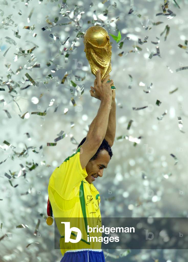 Image of BRAZIL'S CAPTAIN CAFU LIFTS THE WORLD CUP TROPHY AFTER HIS