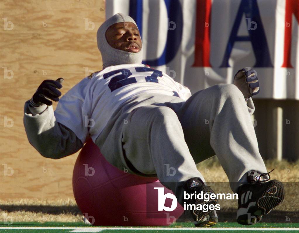 Image of MONTREAL ALOUETTES MIKE PRINGLE STRETCHES DURING PRACTICE ...