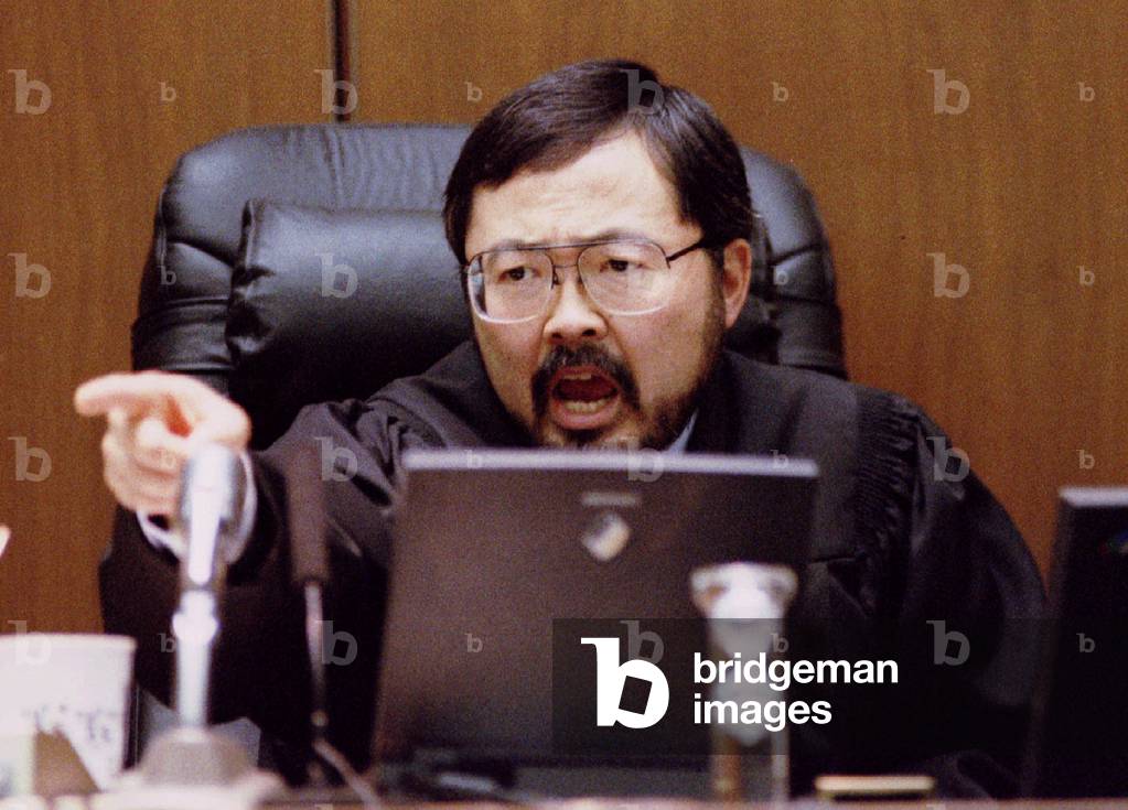 Image of Judge Lance Ito points and yells at defense attorney Barry-Scheck