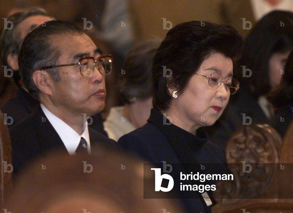 Image of JAPANESE PREMIER OBUCHI AND HIS WIFE CHIZUKO ATTEND A MASS