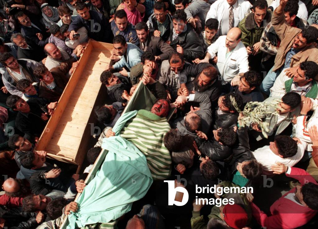 Image of RAMALLAH FUNERAL FOR HAMAS BOMBMAKER, 1998-04-02 (photo)