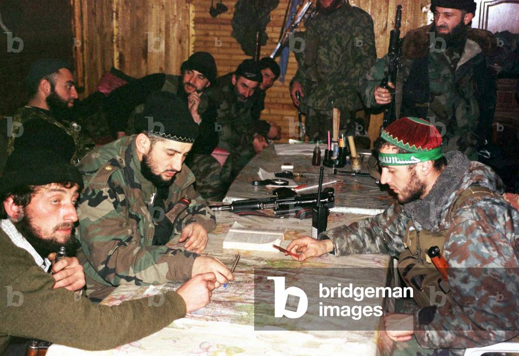 Image of CHECHEN FIGHTERS WORK WITH A MAP, 1999-12-23 (photo)