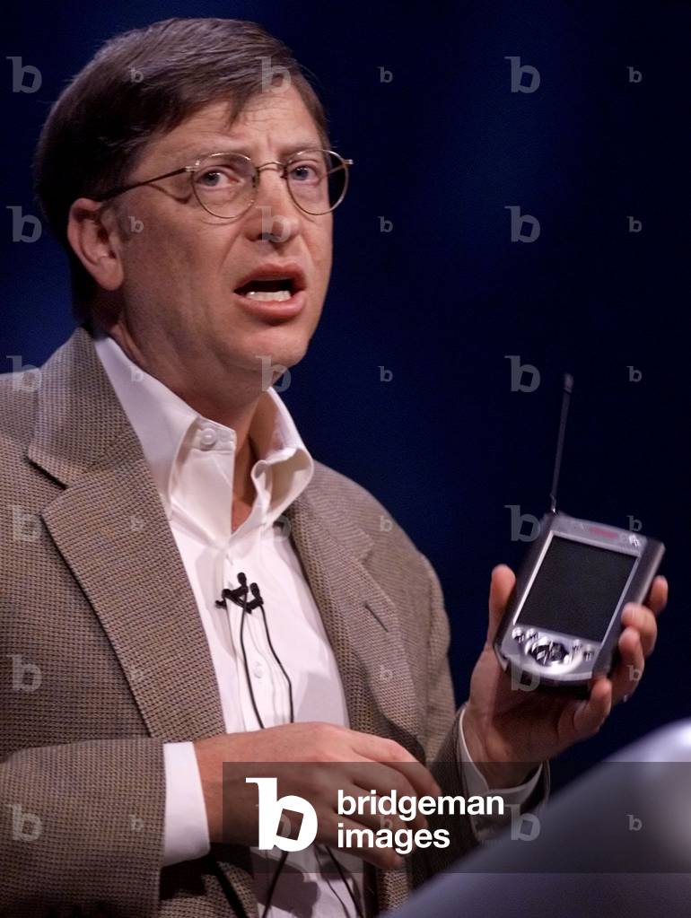 Image of BILL GATES HOLDS WIRELESS PDA AT COMDEX CONFERENCE, 2000-11-12 ...