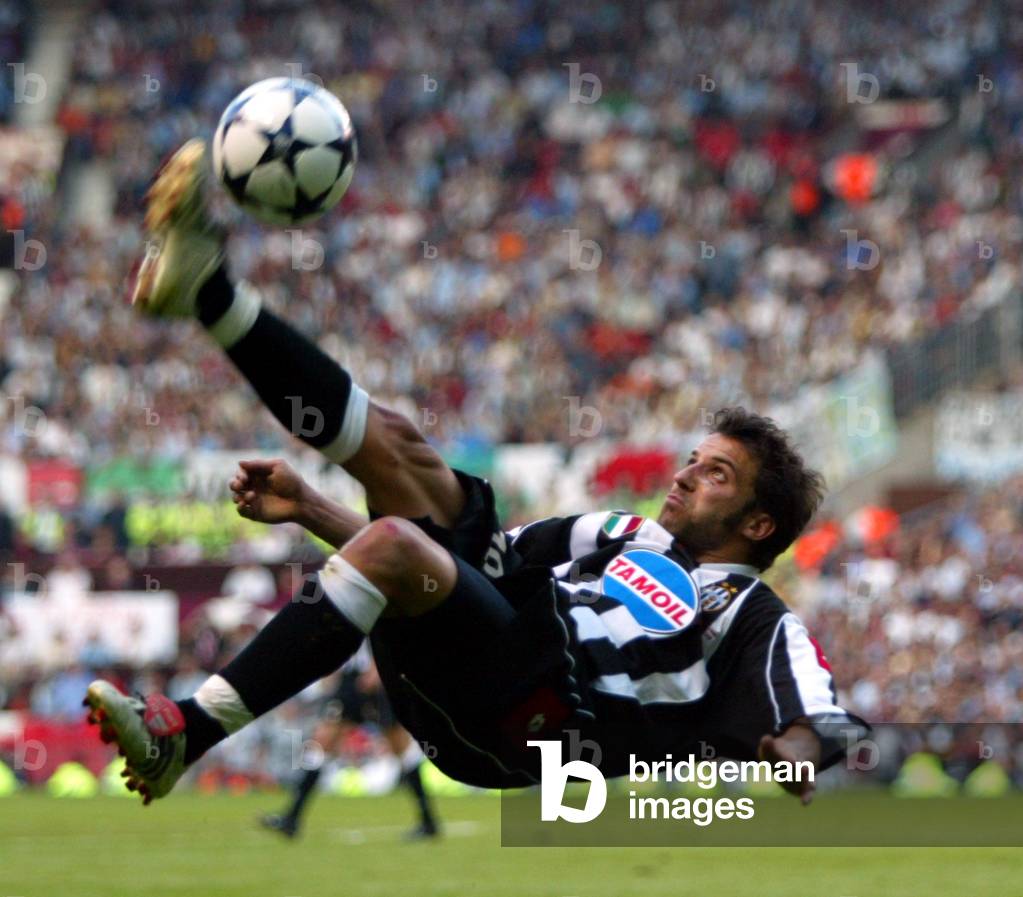 Image of JUVENTUS CAPTAIN ALESSANDRO DEL PIERO OVERHEAD KICKS THE BALL ...