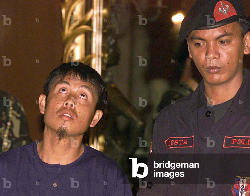 Image of PHILIPPINE MILITARY AND POLICE OFFICIALS ESCORT AN ARRESTED ...