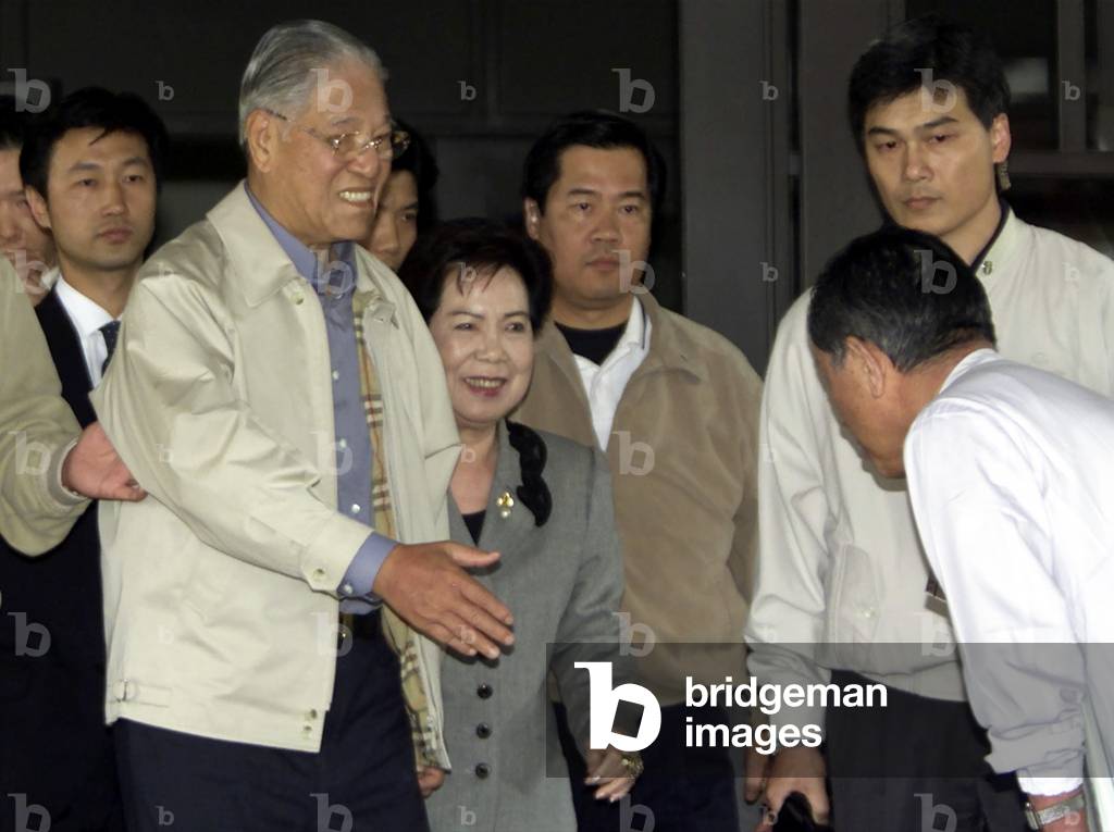 Image of FORMER TAIWAN PRESIDENT LEE TENG-HUI LEAVES KURASHIKI CENTRAL ...
