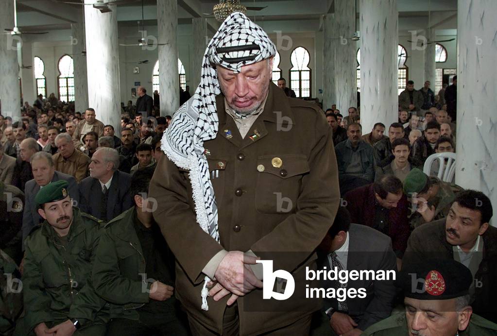 Image of Palestinian President Yasser Arafat prays at the funeral of ...