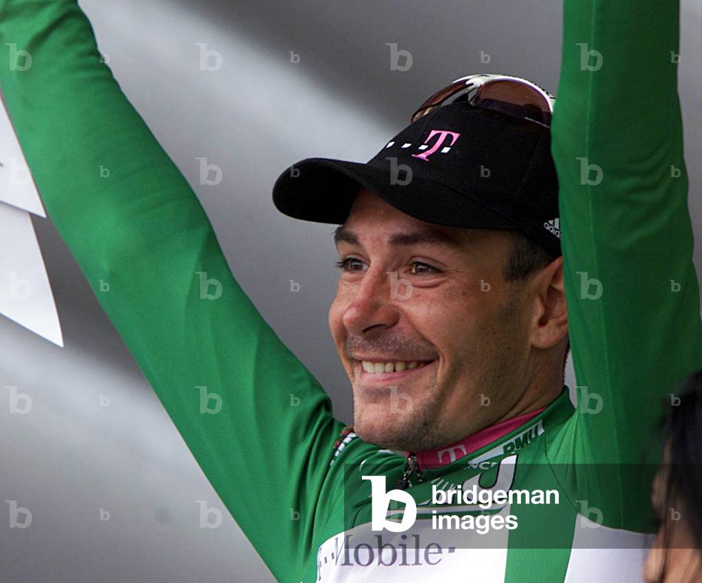 Image of DEUTSCHE TELEKOM RIDER ERIK ZABEL OF GERMANY CELEBRATES ON THE
