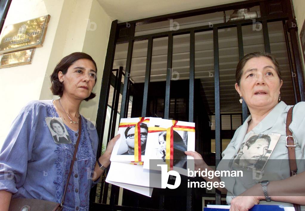 Image of MEMBERS OF ANTI PINOCHET PROTEST GROUP DELIVER LETTER FOR SPANISH