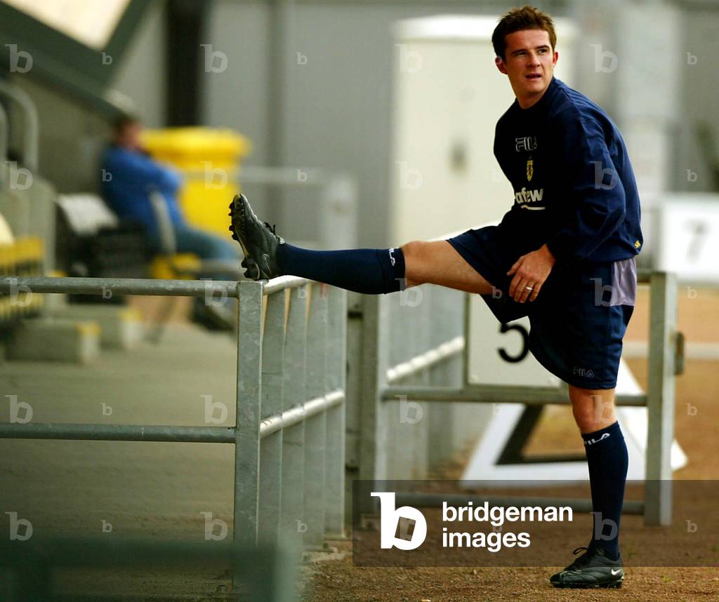 Image of Scotland's mifielder Barry Ferguson stretches out ahead of ...