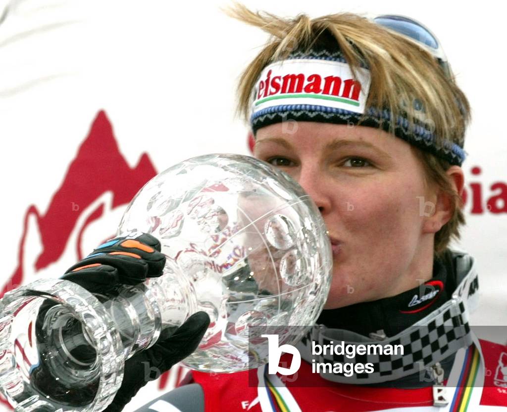 Image of HILDE GERG DELLA GERMANIA BACIA IL TROFEO DELLA COPPA DEL