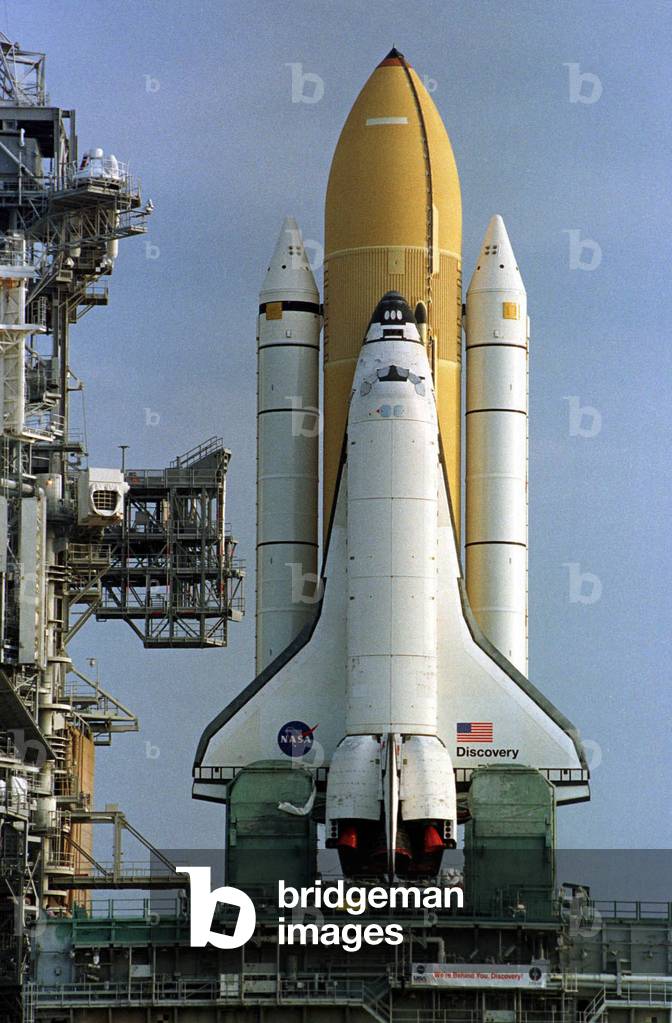 Image of The space shuttle Discovery rolls to pad 39B at the