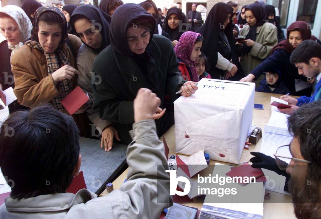 Image of IRANIAN WOMEN VOTE FOR NEW PALIAMENT IN TEHRAN, 2000-02-18 (photo)