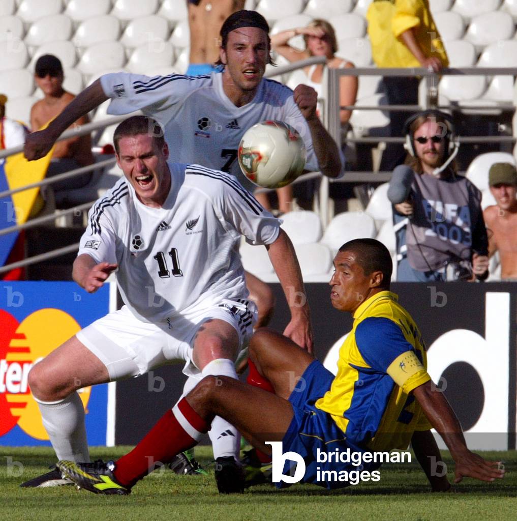 Image of CHRIS KILLEN OF NEW ZEALAND IS CHALLENGED BY IVAN CORDOBA