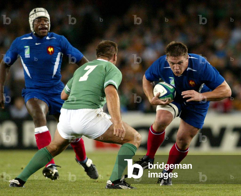 Image of France's Sylvain Marconnet (R) with teammate Serge Betsen (L) in