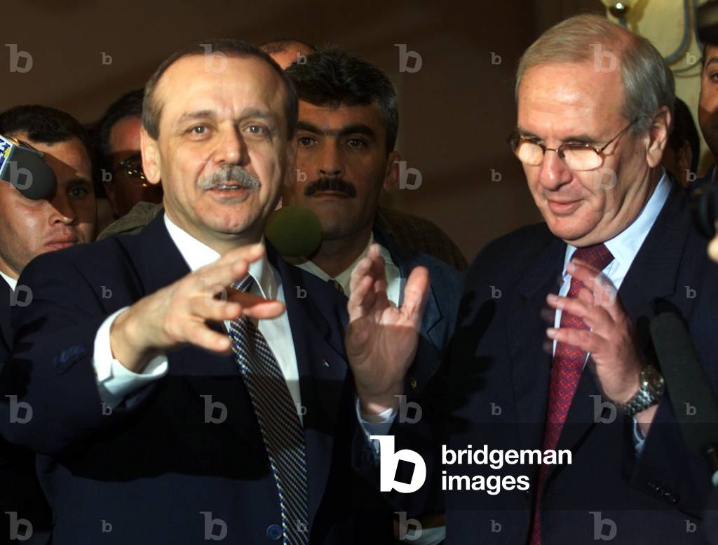 Image of Chief negotiators Yasser Abed Rabbo (L) for the Palestinians and